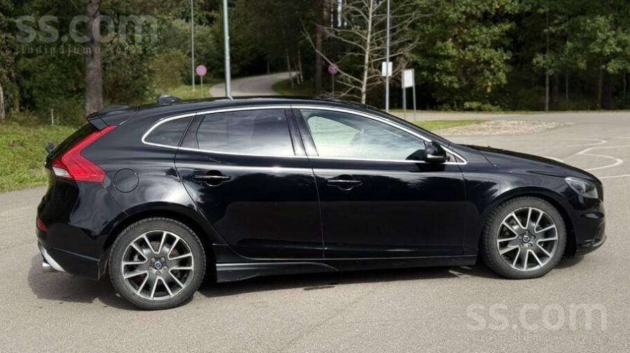Melns Volvo V40 2015 Madona, ar dzinēja tilpumu 2.00 L un nobraukumu 221 tūkst. km par 6950 €, foto 7 vietnē AUTOMOTO.COM.LV