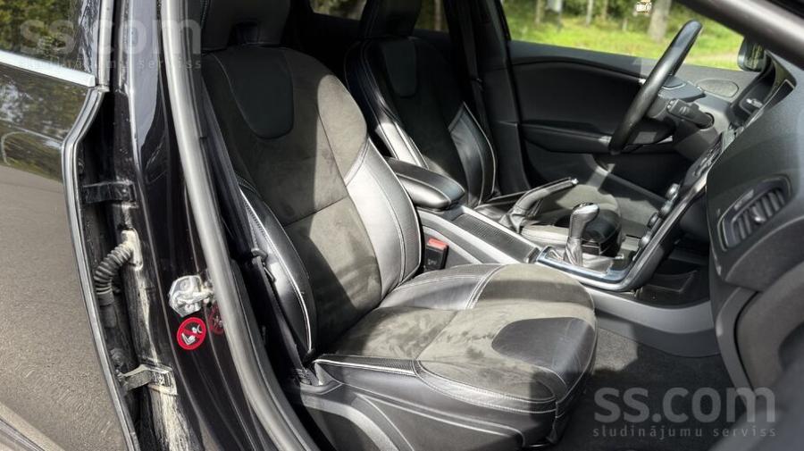 Melns Volvo V40 2015 Madona, ar dzinēja tilpumu 2.00 L un nobraukumu 221 tūkst. km par 6950 €, foto 10 vietnē AUTOMOTO.COM.LV