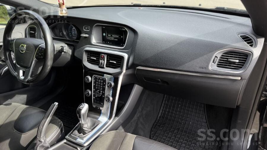 Melns Volvo V40 2015 Madona, ar dzinēja tilpumu 2.00 L un nobraukumu 221 tūkst. km par 6950 €, foto 12 vietnē AUTOMOTO.COM.LV