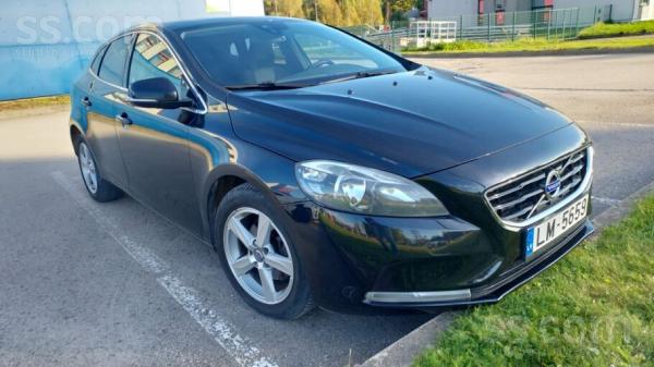 Melns Volvo V40 2015 Rīga, ar dzinēja tilpumu 1.60 L un nobraukumu 234 tūkst. km par 6500 €, foto 1 vietnē AUTOMOTO.COM.LV