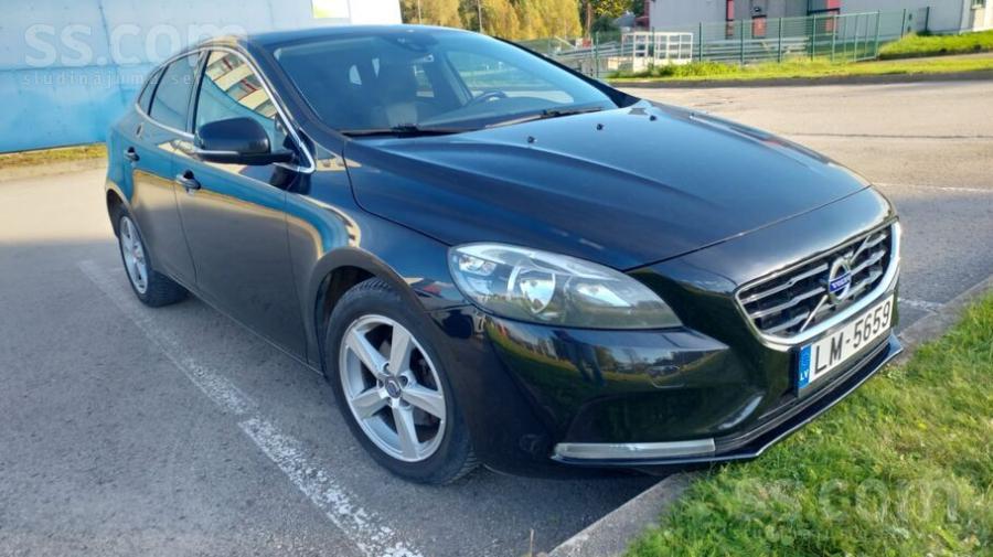 Melns Volvo V40 2015 Rīga, ar dzinēja tilpumu 1.60 L un nobraukumu 234 tūkst. km par 6500 €, foto 1 vietnē AUTOMOTO.COM.LV