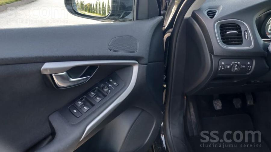 Melns Volvo V40 2015 Rīga, ar dzinēja tilpumu 1.60 L un nobraukumu 234 tūkst. km par 6500 €, foto 15 vietnē AUTOMOTO.COM.LV