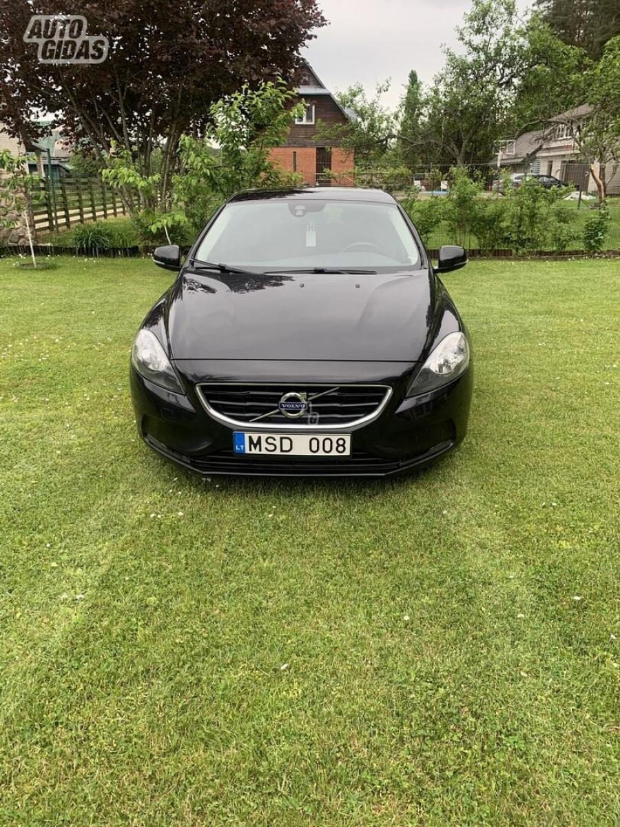 Black Volvo V40 2015 in Vilnius, with an engine capacity of 2.00 L and mileage of 326 thousand km for 6500 €, photo 1 on AUTOMOTO.COM.LV