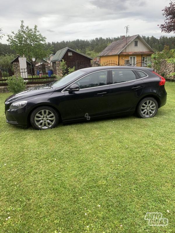 Volvo V40 2015 in Vilnius on AUTOMOTO.COM.LV Black Volvo V40 2015 in Vilnius, with an engine capacity of 2.00 L and mileage of 326 thousand km for 6500 €, photo 3 on AUTOMOTO.COM.LV