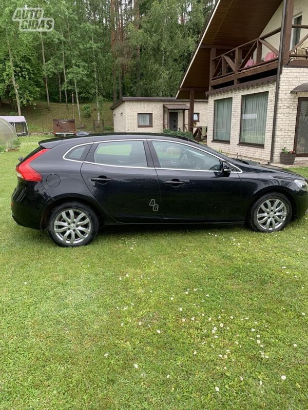 Volvo V40 2015 in Vilnius on AUTOMOTO.COM.LV Black Volvo V40 2015 in Vilnius, with an engine capacity of 2.00 L and mileage of 326 thousand km for 6500 €, photo 5 on AUTOMOTO.COM.LV