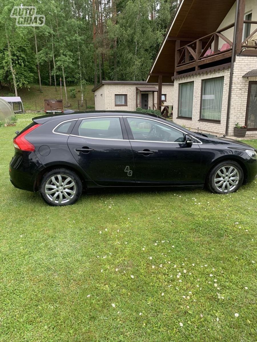 Black Volvo V40 2015 in Vilnius, with an engine capacity of 2.00 L and mileage of 326 thousand km for 6500 €, photo 5 on AUTOMOTO.COM.LV
