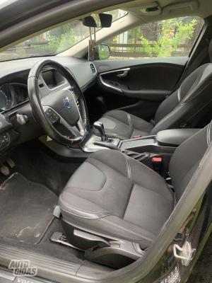 Black Volvo V40 2015 in Vilnius, with an engine capacity of 2.00 L and mileage of 326 thousand km for 6500 €, photo 6 on AUTOMOTO.COM.LV