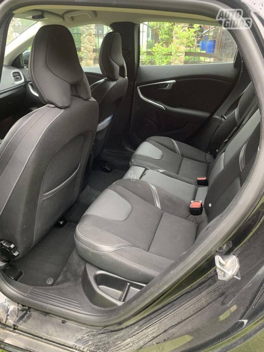 Black Volvo V40 2015 in Vilnius, with an engine capacity of 2.00 L and mileage of 326 thousand km for 6500 €, photo 7 on AUTOMOTO.COM.LV