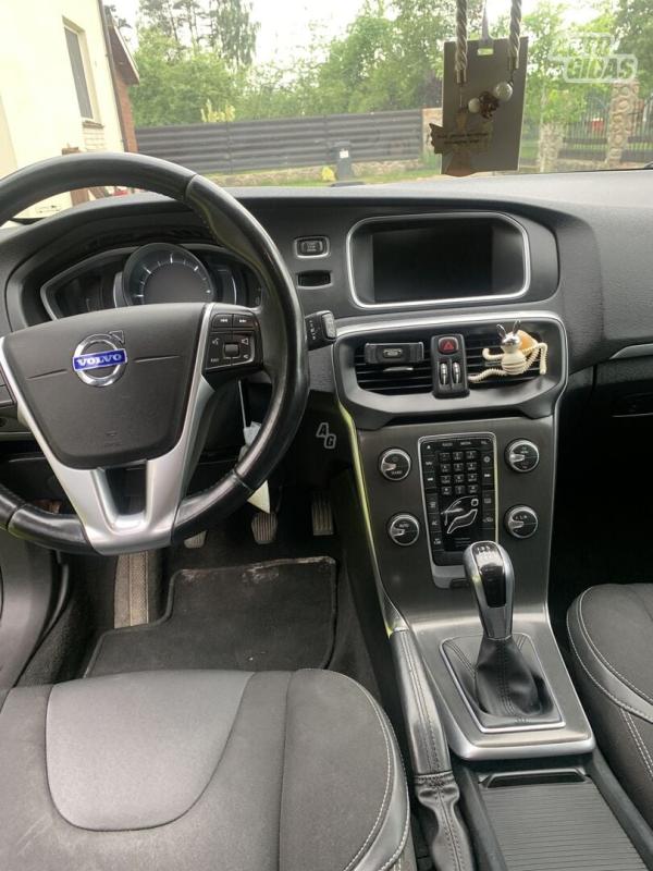 Volvo V40 2015 in Vilnius on AUTOMOTO.COM.LV Black Volvo V40 2015 in Vilnius, with an engine capacity of 2.00 L and mileage of 326 thousand km for 6500 €, photo 8 on AUTOMOTO.COM.LV