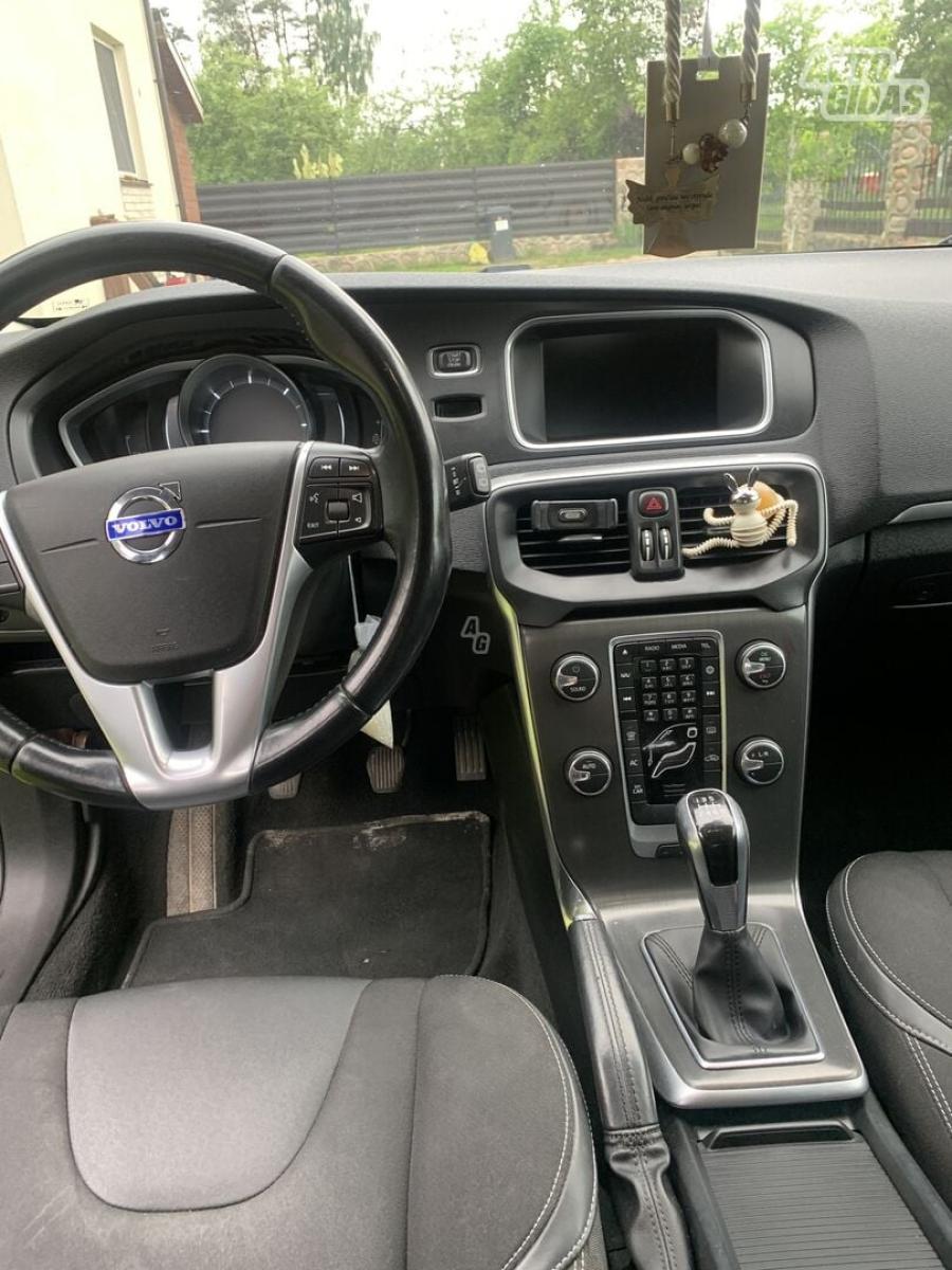 Black Volvo V40 2015 in Vilnius, with an engine capacity of 2.00 L and mileage of 326 thousand km for 6500 €, photo 8 on AUTOMOTO.COM.LV