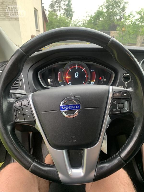 Volvo V40 2015 in Vilnius on AUTOMOTO.COM.LV Black Volvo V40 2015 in Vilnius, with an engine capacity of 2.00 L and mileage of 326 thousand km for 6500 €, photo 9 on AUTOMOTO.COM.LV