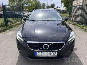 Black Volvo V40 2016 in Riga, with an engine capacity of 2.00 L and mileage of 282 thousand km for 5950 €, photo 2 on AUTOMOTO.COM.LV