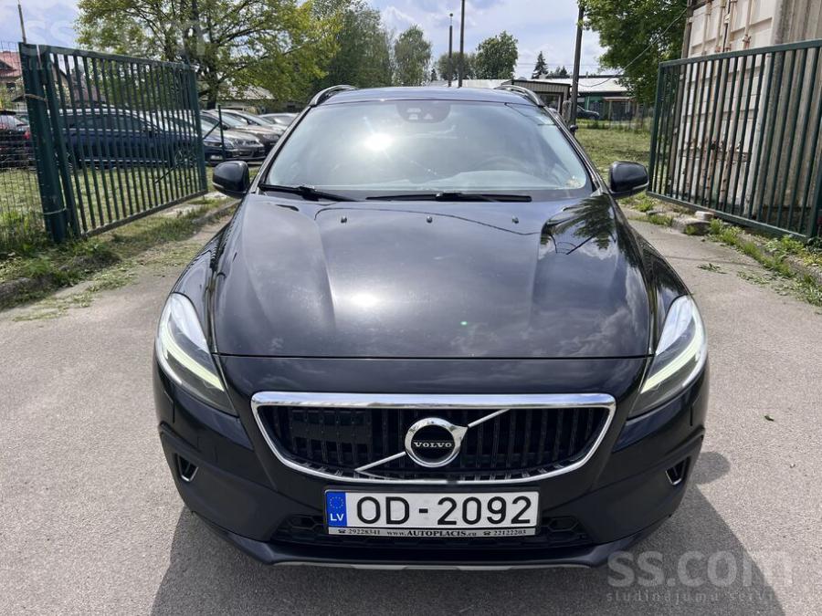 Black Volvo V40 2016 in Riga, with an engine capacity of 2.00 L and mileage of 282 thousand km for 5950 €, photo 2 on AUTOMOTO.COM.LV