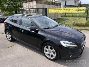 Black Volvo V40 2016 in Riga, with an engine capacity of 2.00 L and mileage of 282 thousand km for 5950 €, photo 3 on AUTOMOTO.COM.LV