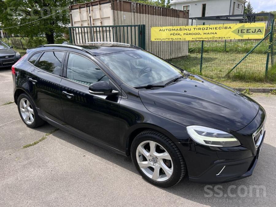 Black Volvo V40 2016 in Riga, with an engine capacity of 2.00 L and mileage of 282 thousand km for 5950 €, photo 3 on AUTOMOTO.COM.LV