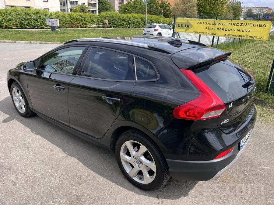 Black Volvo V40 2016 in Riga, with an engine capacity of 2.00 L and mileage of 282 thousand km for 5950 €, photo 6 on AUTOMOTO.COM.LV