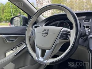 Black Volvo V40 2016 in Riga, with an engine capacity of 2.00 L and mileage of 282 thousand km for 5950 €, photo 13 on AUTOMOTO.COM.LV
