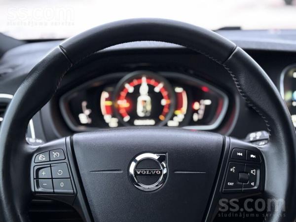 Black Volvo V40 2016 in Ventspils, with an engine capacity of 2.00 L and mileage of 279 thousand km for 7490 €, photo 8 on AUTOMOTO.COM.LV