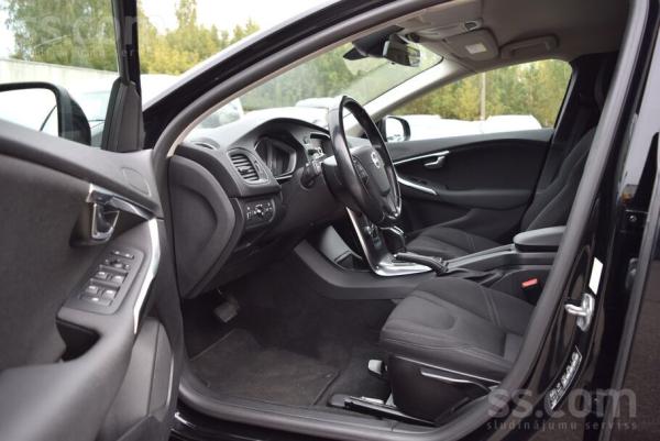 Black Volvo V40 2016 in Riga, with an engine capacity of 2.00 L and mileage of 241 thousand km for 7500 €, photo 3 on AUTOMOTO.COM.LV