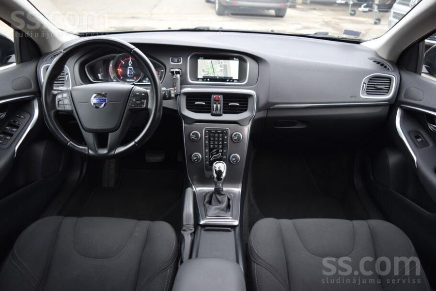 Melns Volvo V40 2016 Rīga, ar dzinēja tilpumu 2.00 L un nobraukumu 241 tūkst. km par 7500 €, foto 4 vietnē AUTOMOTO.COM.LV