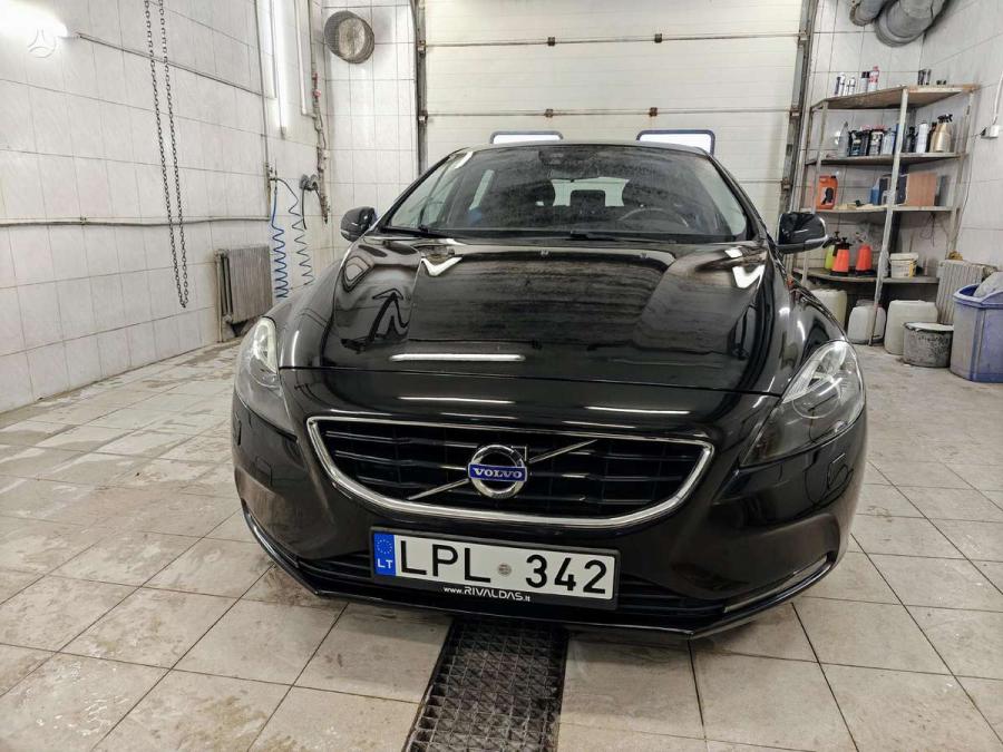 Melns Volvo V40 2016 Šauļi, ar dzinēja tilpumu 1.97 L un nobraukumu 243 tūkst. km par 7400 €, foto 3 vietnē AUTOMOTO.COM.LV