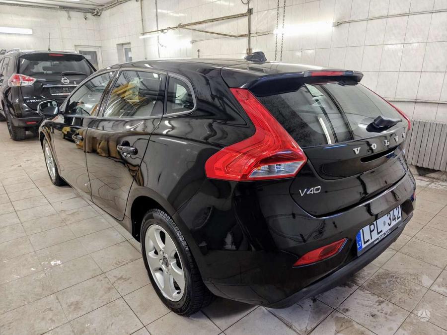 Melns Volvo V40 2016 Šauļi, ar dzinēja tilpumu 1.97 L un nobraukumu 243 tūkst. km par 7400 €, foto 6 vietnē AUTOMOTO.COM.LV