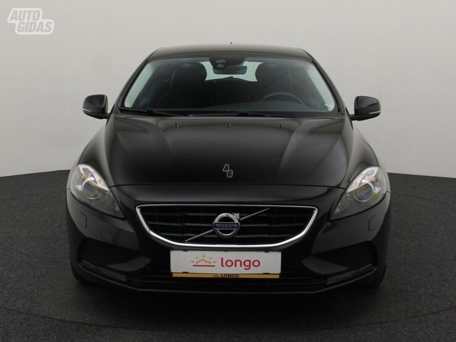 Black Volvo V40 2016 in Vilnius, with an engine capacity of 2.00 L and mileage of 203 thousand km for 8499 €, photo 3 on AUTOMOTO.COM.LV