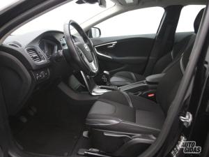 Black Volvo V40 2016 in Vilnius, with an engine capacity of 2.00 L and mileage of 203 thousand km for 8499 €, photo 4 on AUTOMOTO.COM.LV