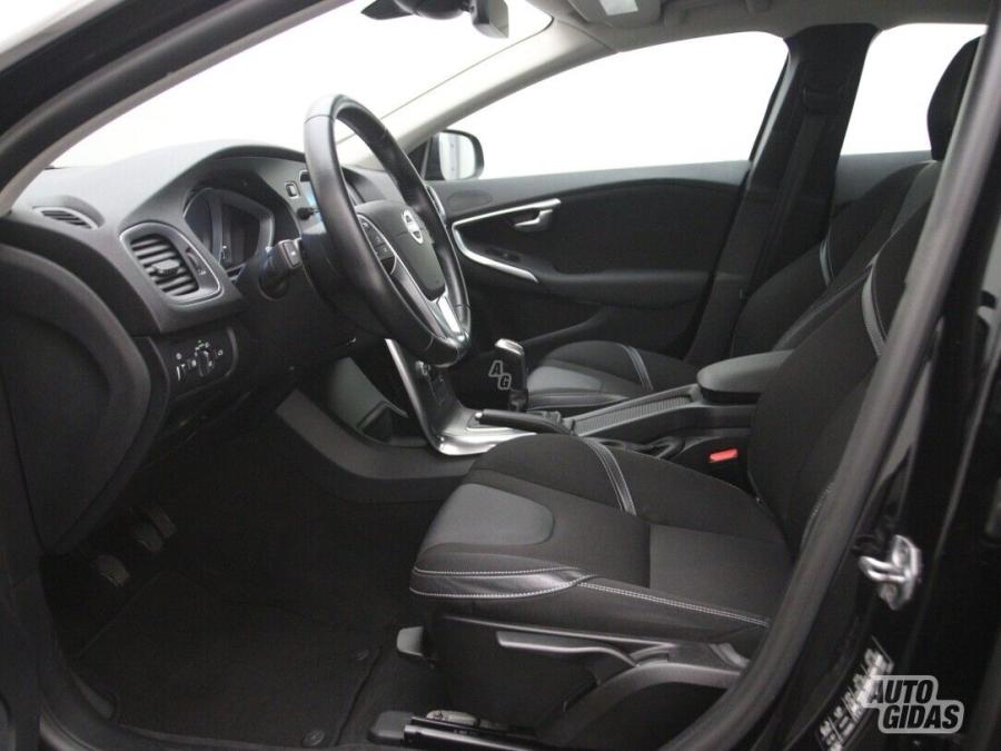 Black Volvo V40 2016 in Vilnius, with an engine capacity of 2.00 L and mileage of 203 thousand km for 8499 €, photo 4 on AUTOMOTO.COM.LV