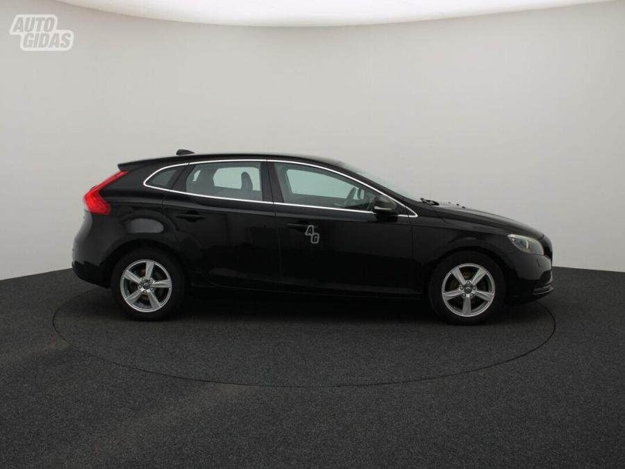 Black Volvo V40 2016 in Vilnius, with an engine capacity of 2.00 L and mileage of 203 thousand km for 8499 €, photo 9 on AUTOMOTO.COM.LV
