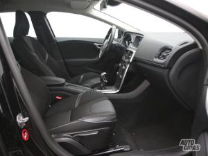 Black Volvo V40 2016 in Vilnius, with an engine capacity of 2.00 L and mileage of 203 thousand km for 8499 €, photo 14 on AUTOMOTO.COM.LV