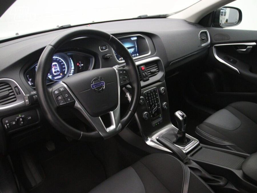 Black Volvo V40 2016 in Vilnius, with an engine capacity of 2.00 L and mileage of 203 thousand km for 8499 €, photo 16 on AUTOMOTO.COM.LV