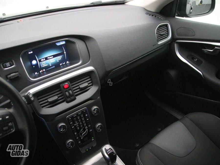 Black Volvo V40 2016 in Vilnius, with an engine capacity of 2.00 L and mileage of 203 thousand km for 8499 €, photo 21 on AUTOMOTO.COM.LV