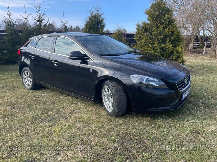 Black Volvo V40 2016 in Tallinn, with an engine capacity of 2.00 L and mileage of 213 thousand km for 9900 €, photo 2 on AUTOMOTO.COM.LV