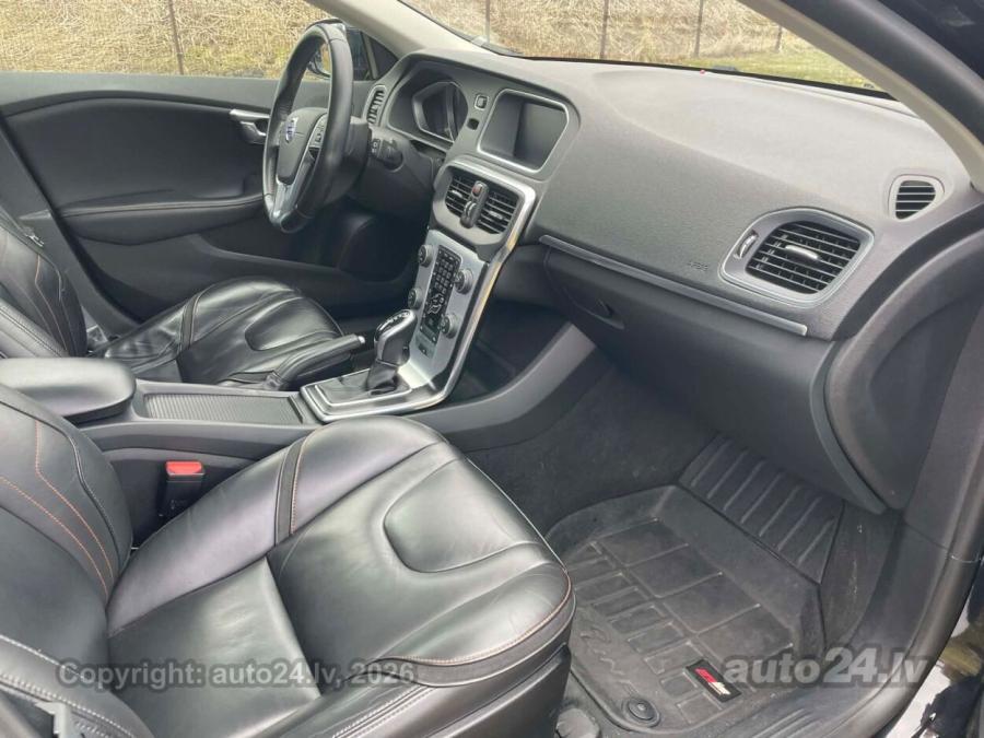 Black Volvo V40 2016 in Tallinn, with an engine capacity of 2.00 L and mileage of 213 thousand km for 9900 €, photo 9 on AUTOMOTO.COM.LV