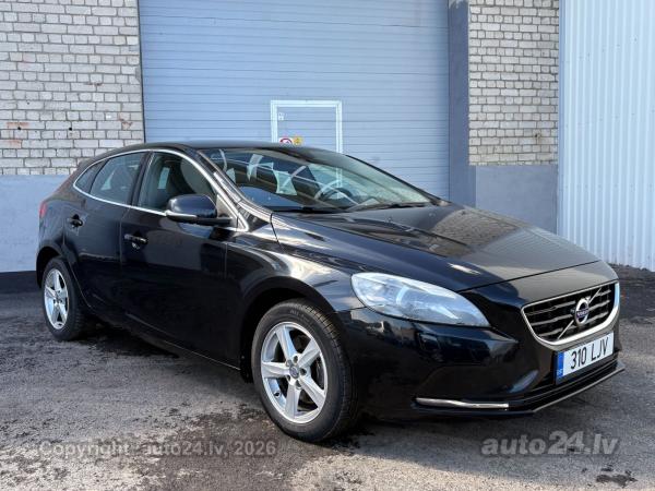 Black Volvo V40 2016 in Paide, with an engine capacity of 2.00 L and mileage of 285 thousand km for 7590 €, photo 1 on AUTOMOTO.COM.LV