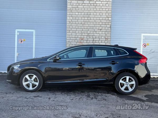 Black Volvo V40 2016 in Paide, with an engine capacity of 2.00 L and mileage of 285 thousand km for 7590 €, photo 3 on AUTOMOTO.COM.LV
