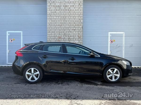 Black Volvo V40 2016 in Paide, with an engine capacity of 2.00 L and mileage of 285 thousand km for 7590 €, photo 4 on AUTOMOTO.COM.LV