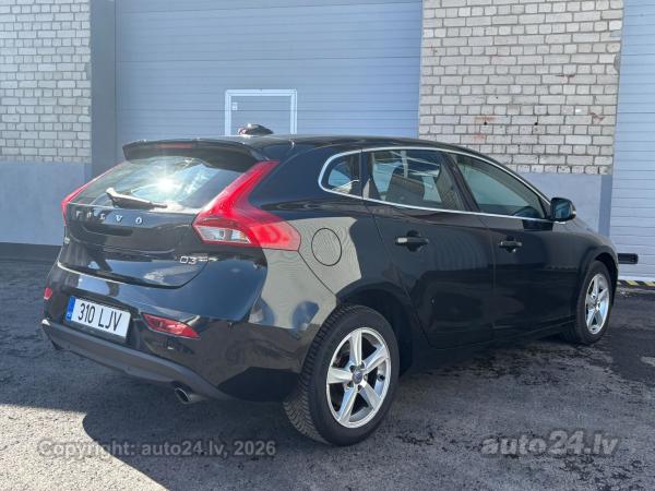 Black Volvo V40 2016 in Paide, with an engine capacity of 2.00 L and mileage of 285 thousand km for 7590 €, photo 5 on AUTOMOTO.COM.LV