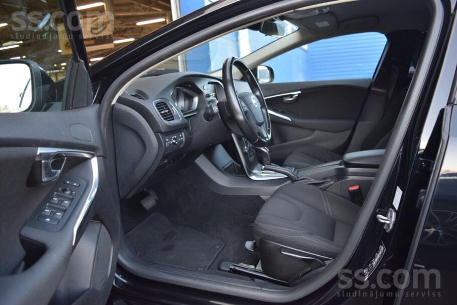 Melns Volvo V40 2016 Rīga, ar dzinēja tilpumu 2.00 L un nobraukumu 241 tūkst. km par 7500 €, foto 4 vietnē AUTOMOTO.COM.LV
