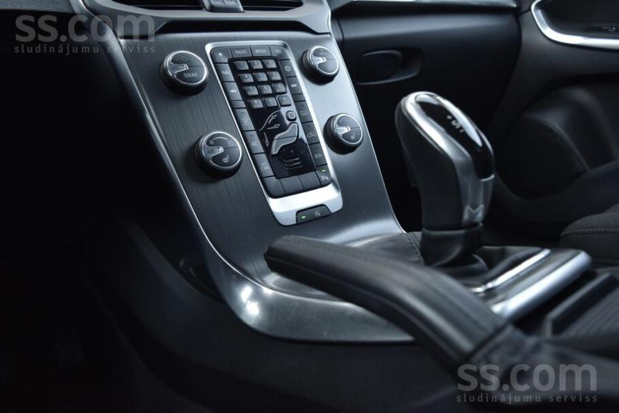 Melns Volvo V40 2016 Rīga, ar dzinēja tilpumu 2.00 L un nobraukumu 241 tūkst. km par 7500 €, foto 6 vietnē AUTOMOTO.COM.LV
