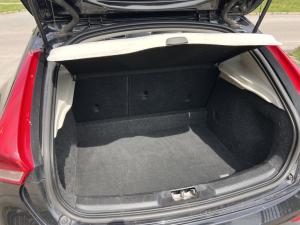 Melns Volvo V40 2016 Rīga, ar dzinēja tilpumu 2.00 L un nobraukumu 282 tūkst. km par 8450 €, foto 13 vietnē AUTOMOTO.COM.LV