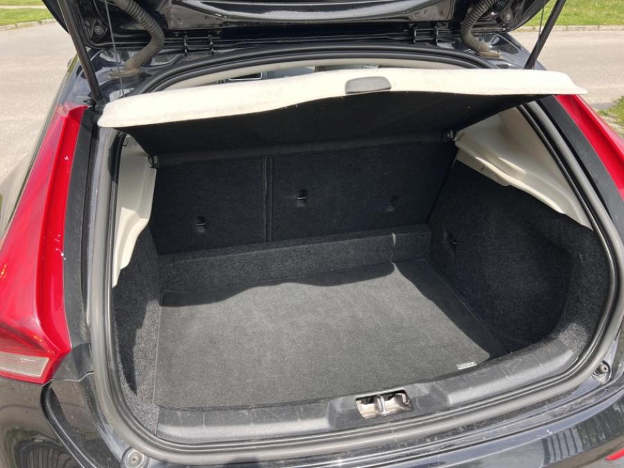Melns Volvo V40 2016 Rīga, ar dzinēja tilpumu 2.00 L un nobraukumu 282 tūkst. km par 8450 €, foto 13 vietnē AUTOMOTO.COM.LV