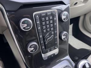 Melns Volvo V40 2016 Rīga, ar dzinēja tilpumu 2.00 L un nobraukumu 282 tūkst. km par 8450 €, foto 22 vietnē AUTOMOTO.COM.LV
