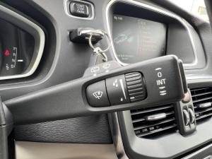 Melns Volvo V40 2016 Rīga, ar dzinēja tilpumu 2.00 L un nobraukumu 282 tūkst. km par 8450 €, foto 23 vietnē AUTOMOTO.COM.LV
