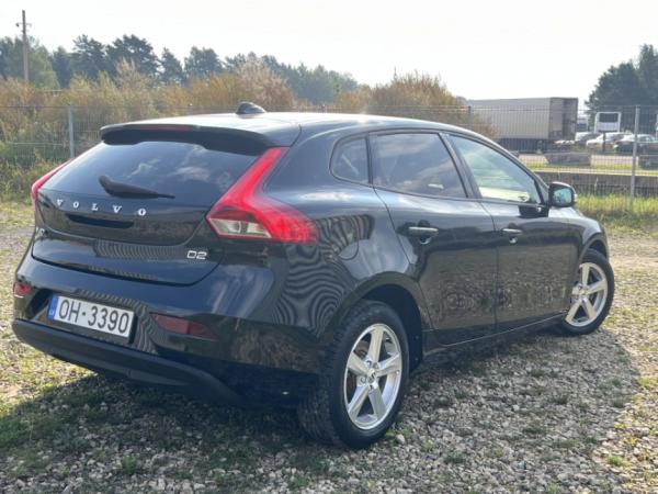 Black Volvo V40 2016 in Riga, with an engine capacity of 2.00 L and mileage of 177 thousand km for 7995 €, photo 3 on AUTOMOTO.COM.LV
