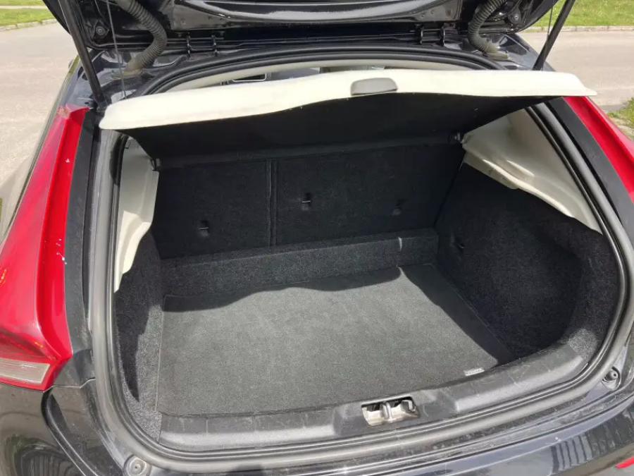 Melns Volvo V40 2016 Rīga, ar dzinēja tilpumu 2.00 L un nobraukumu 282 tūkst. km par 8250 €, foto 8 vietnē AUTOMOTO.COM.LV