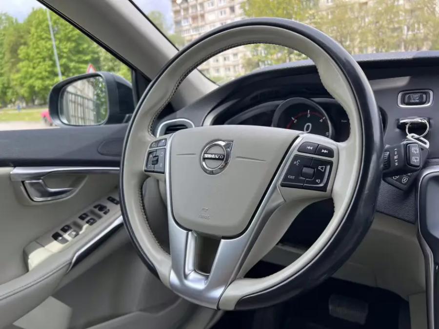 Melns Volvo V40 2016 Rīga, ar dzinēja tilpumu 2.00 L un nobraukumu 282 tūkst. km par 8250 €, foto 14 vietnē AUTOMOTO.COM.LV