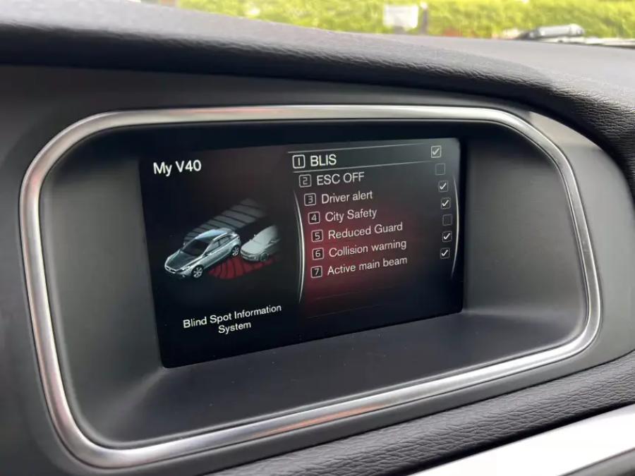 Melns Volvo V40 2016 Rīga, ar dzinēja tilpumu 2.00 L un nobraukumu 282 tūkst. km par 8250 €, foto 16 vietnē AUTOMOTO.COM.LV