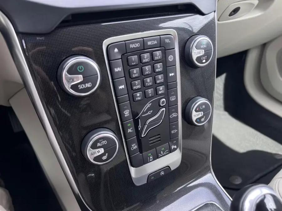 Melns Volvo V40 2016 Rīga, ar dzinēja tilpumu 2.00 L un nobraukumu 282 tūkst. km par 8250 €, foto 17 vietnē AUTOMOTO.COM.LV